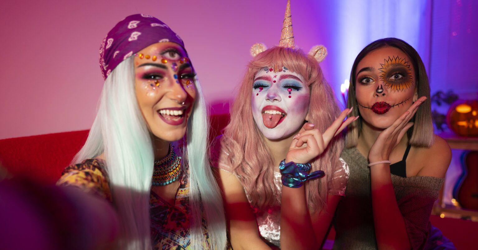 28 Eye-Popping Halloween Costume Looks With Colored Contact Lenses ...