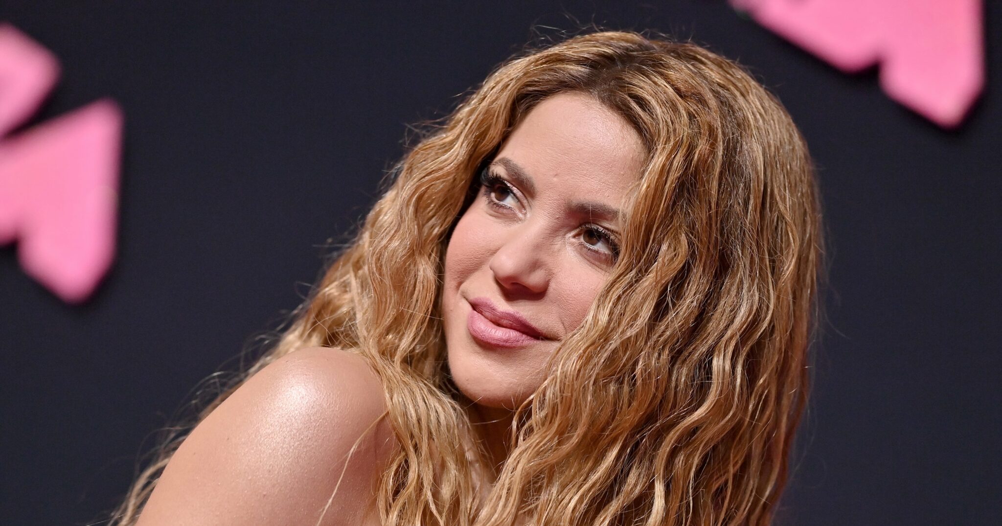 10 of Shakira's Best Fashion Moments: From Low-Rise Jeans to Voluminous ...