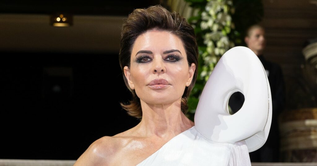 Lisa Rinna Looks Unrecognizable in the "Box" Bob Trend and Micro Bangs ...